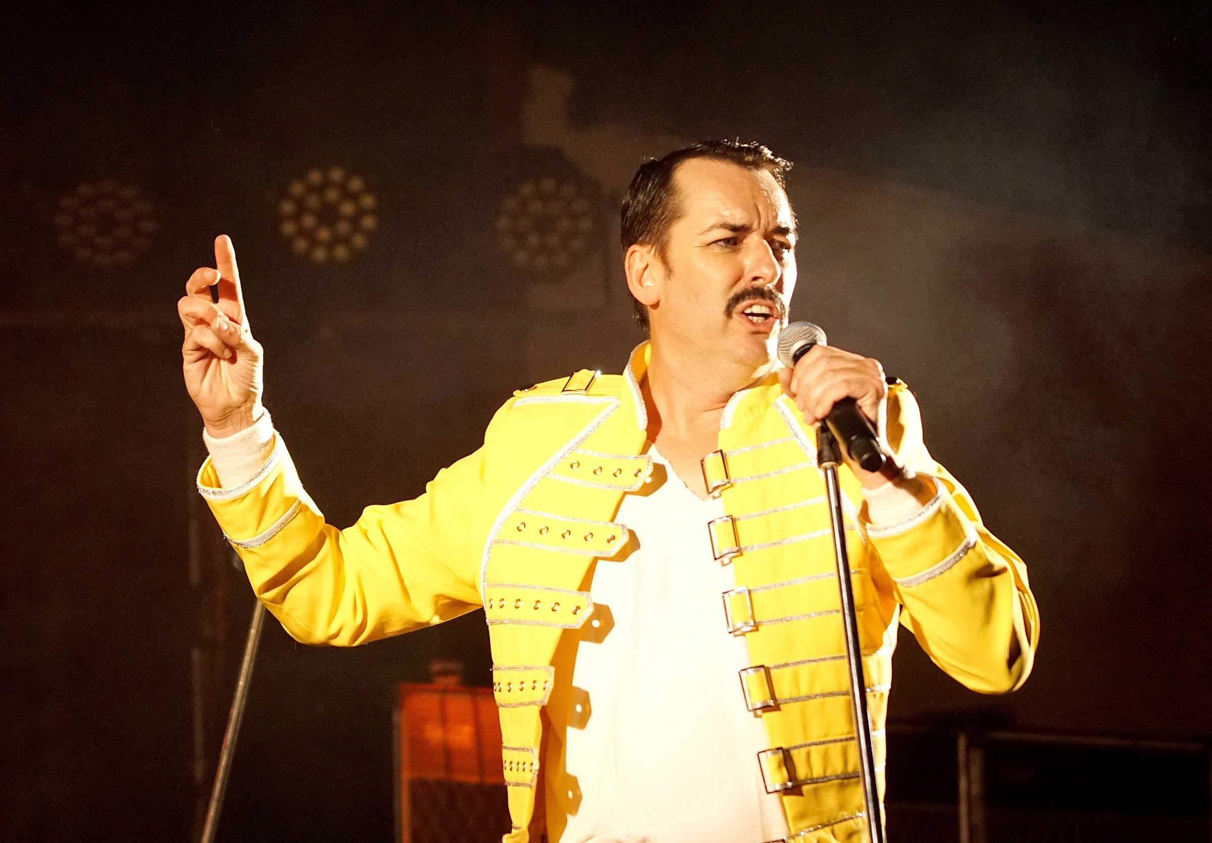 Crane breaks free as Freddie